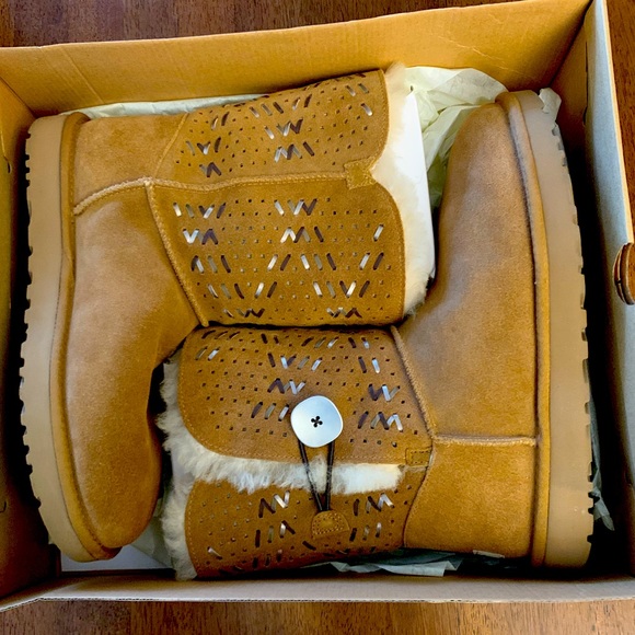 UGG | Shoes | New In The Box Womens Size 1 Uggs Boots Silver Cut Outs ...